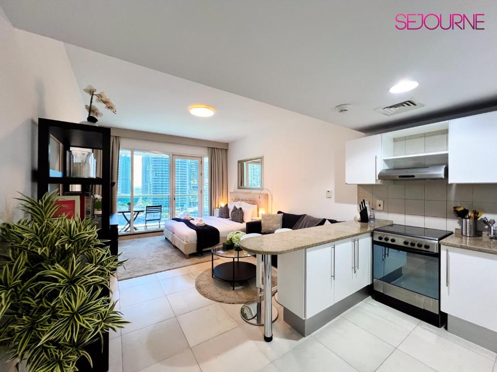 #96AT Luxurious Studio Apartment with Stunning Views, Dubai (updated ...