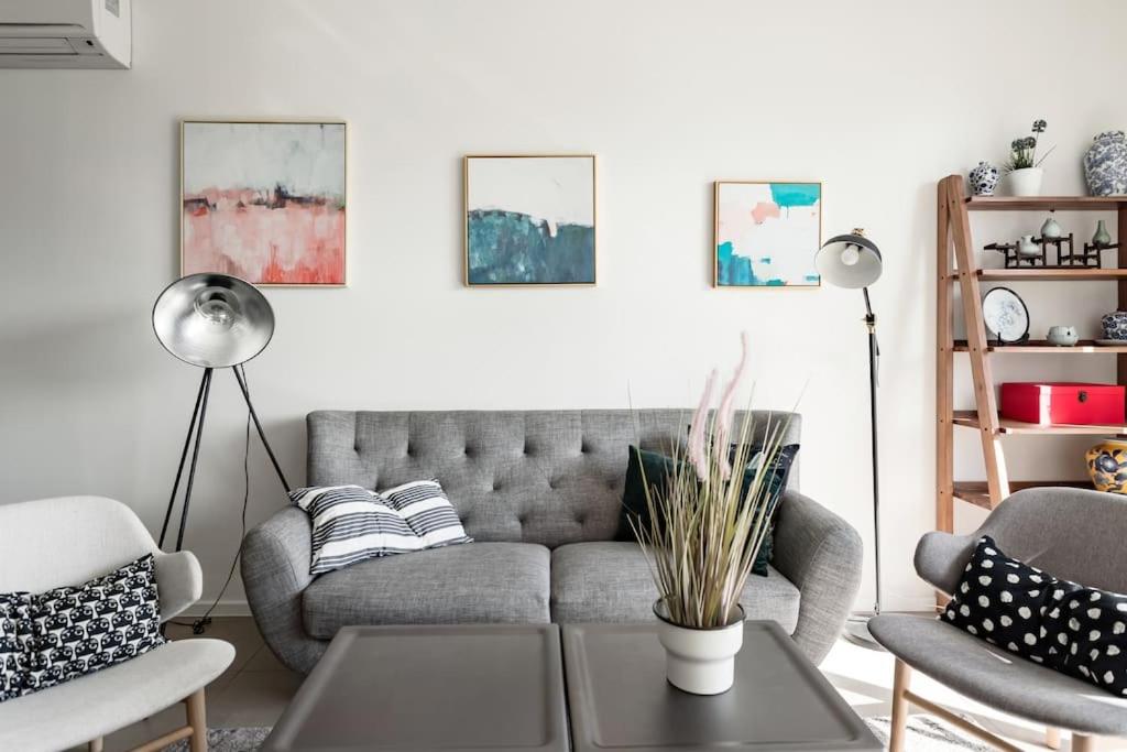 Chic Vibes in a Lakeside Townhouse, Belconnen (updated prices 2025)