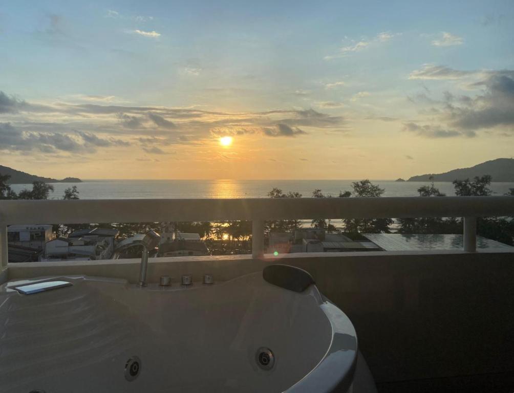 Sea view apartment with jacuzzi at Patong Tower, Patong Beach (updated ...
