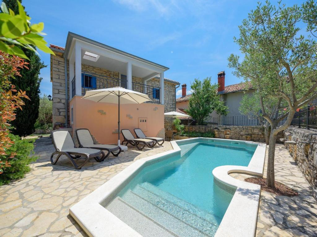 Pretty villa with balcony, Jakići (updated prices 2024)