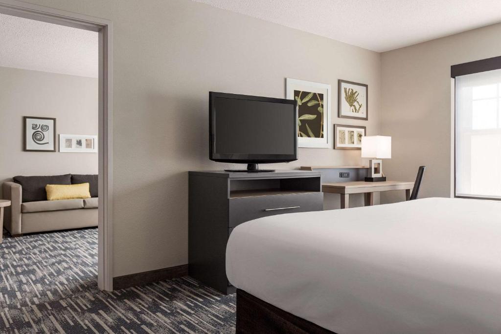 Country Inn & Suites by Radisson, St Cloud East, MN, Saint Cloud ...