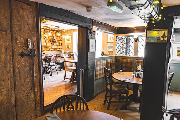 White Horse Inn, Woolstone (updated prices 2025)