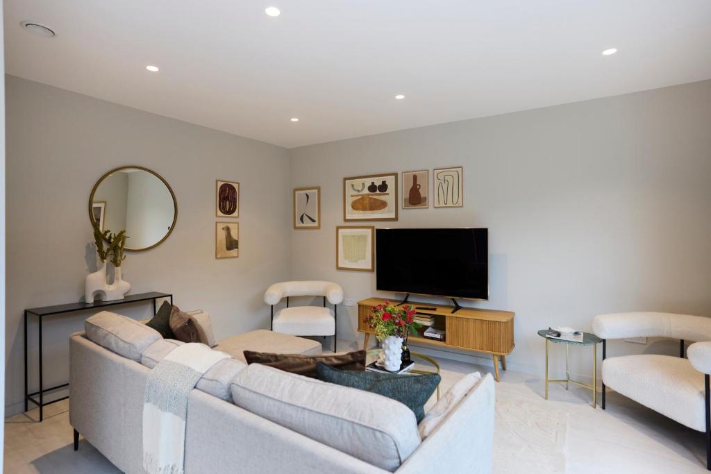 The Letchford Garden Mews - Elegant 2BDR House with Garden & Patio ...