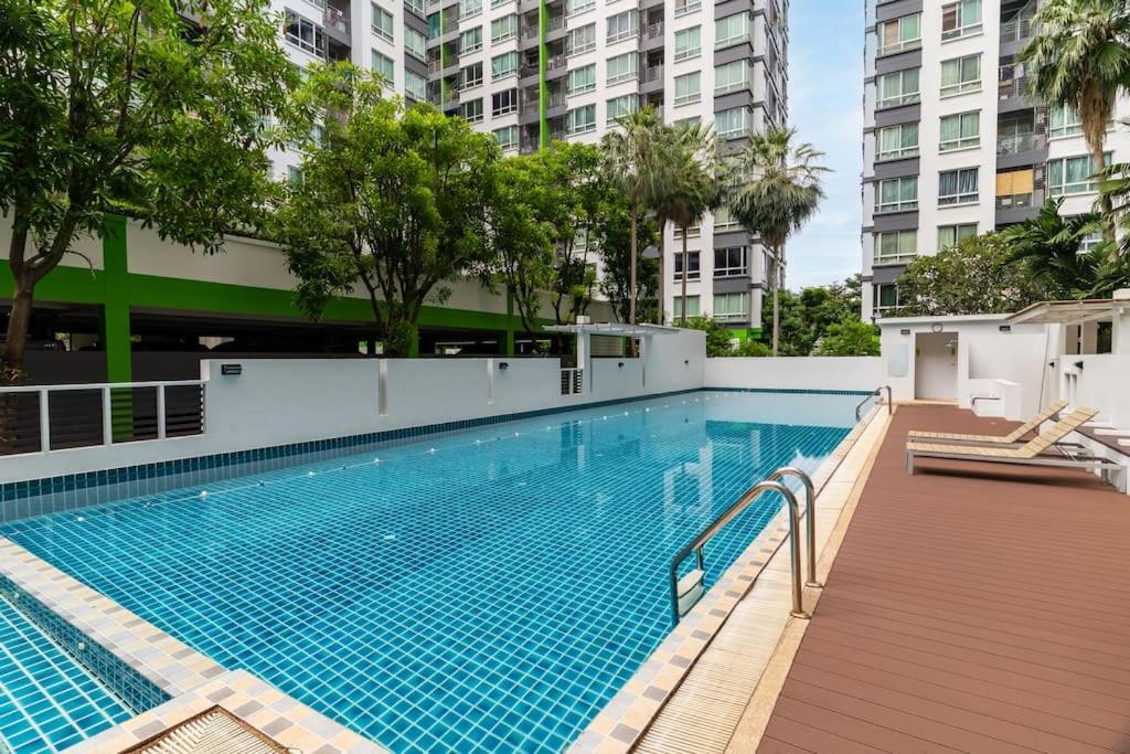 City Center 2 Bedrooms Check in 24h Fast Wifi Gym Swimming Pool ...