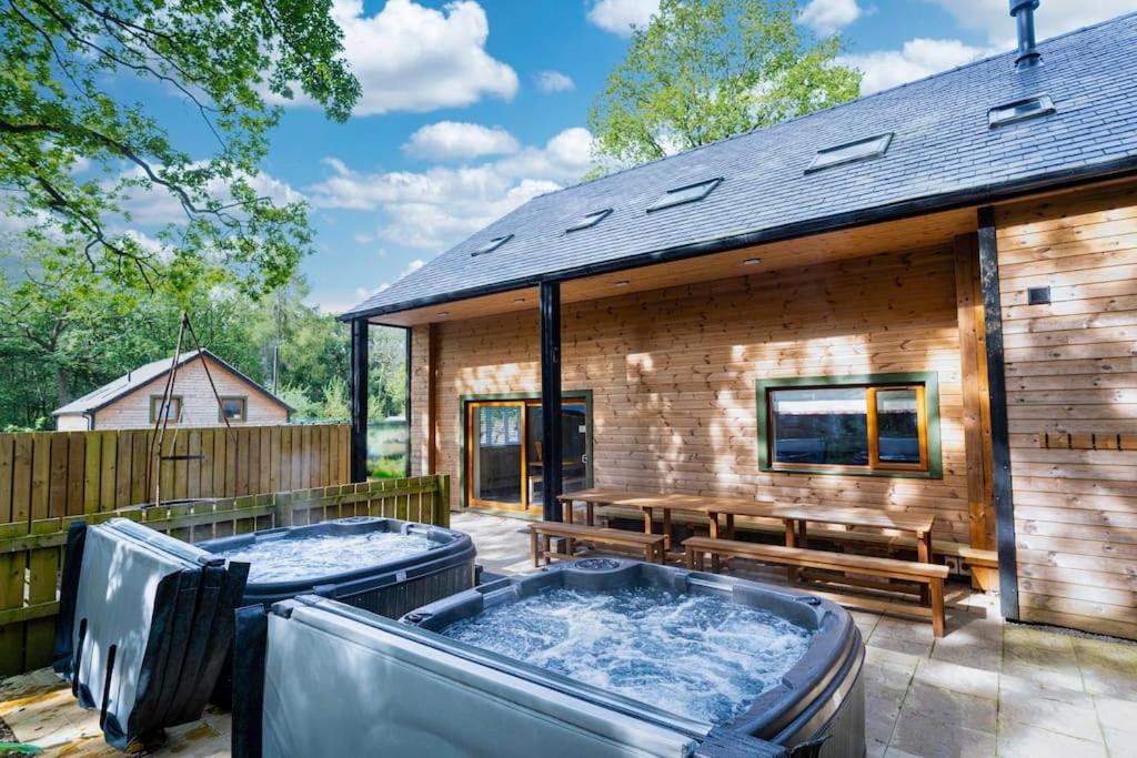 Throwley, woodland lodge with hot tubs for 14, Oakamoor (updated prices ...
