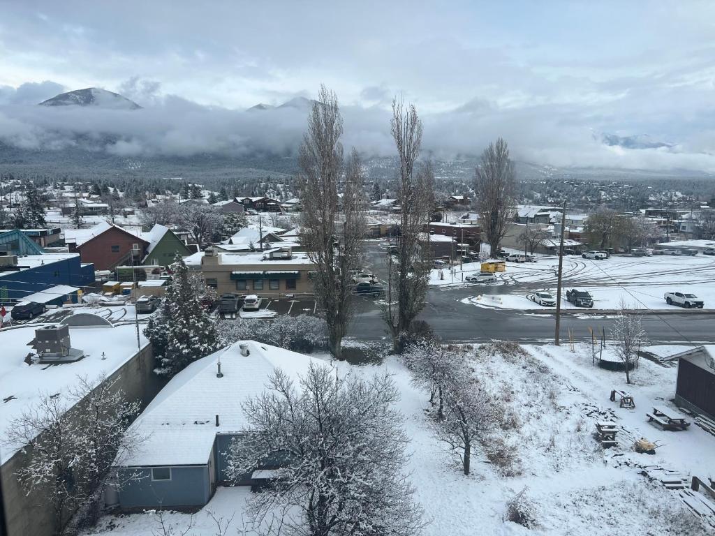 Mountain Views in Downtown, Invermere (updated prices 2025)