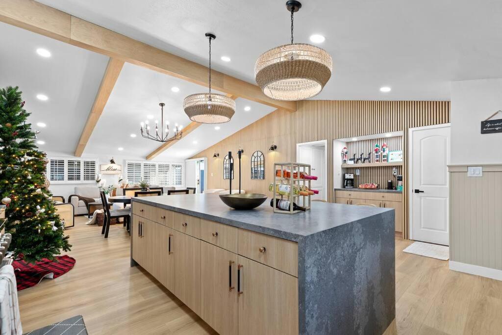 Modern Anaheim Stay- Minutes to Disney& Family Fun, Anaheim (updated ...