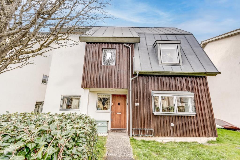 Merlin House at Lower Mill Estate A gorgeous home with lake access, air ...