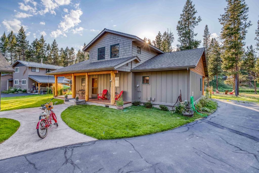 The Settle Inn Riverfront Retreat - Meredith Lodging, Sunriver ...