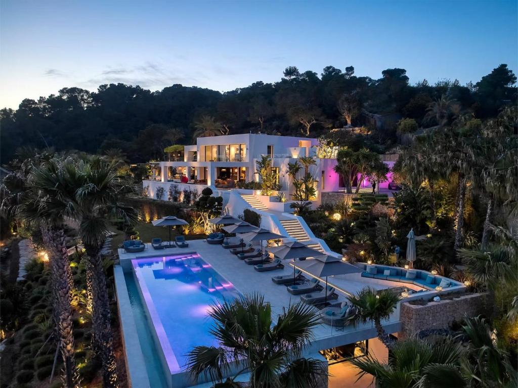 Exclusive villa on white isle, S'Estanyol de Migjorn (updated prices 2025)