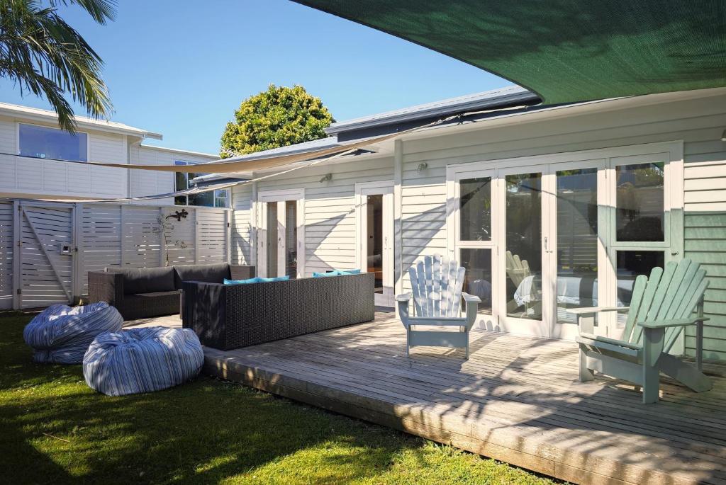 Oneroa Village, in Waiheke Centre - Be My Guest, Waiheke Island ...