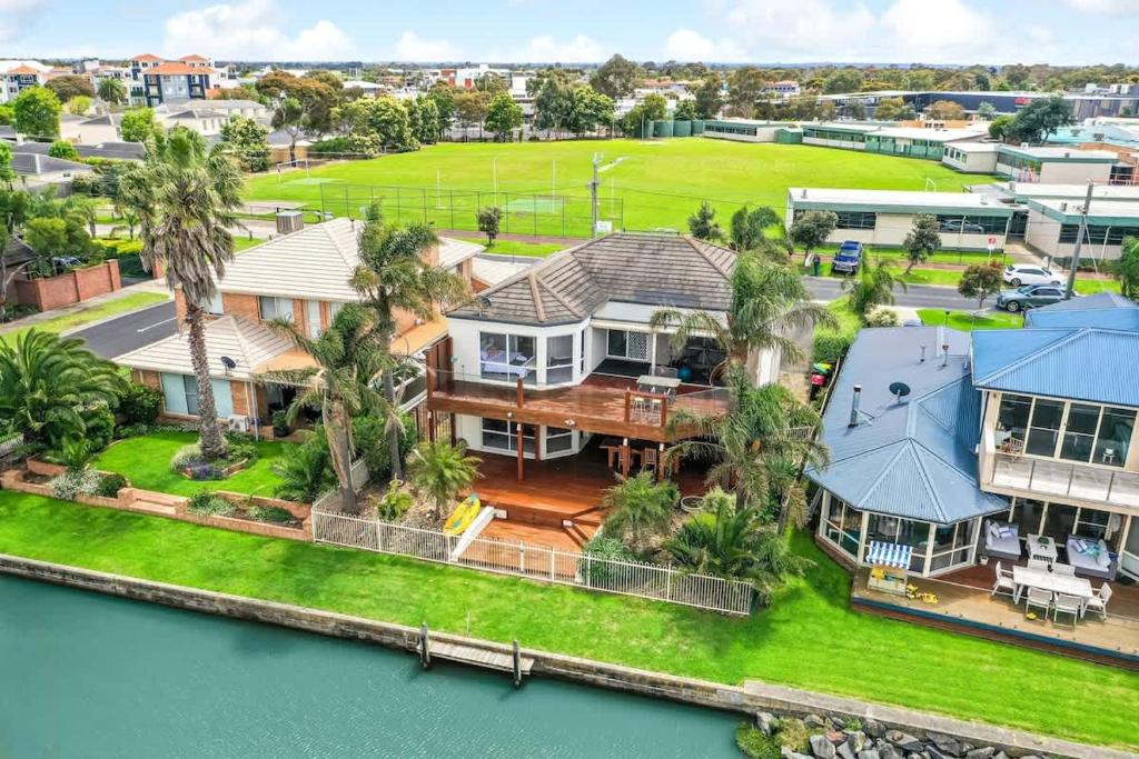 Jaw Dropping Waterside Getaway Patterson Lakes, Patterson Lakes ...