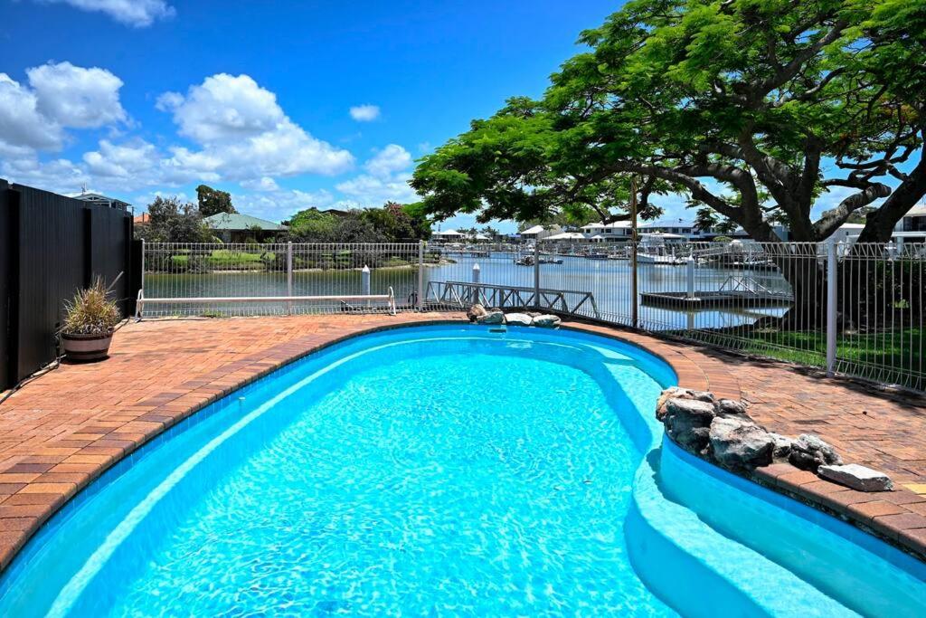 Tranquil Tides - 4BR Buddina Waterfront Escape, Buddina (updated prices 2025)