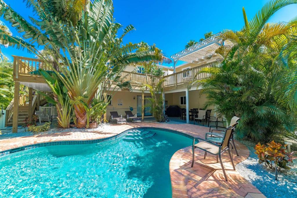 Island Girl West - Heated Pool Porches Beach Gear Walk to Beach, Holmes ...