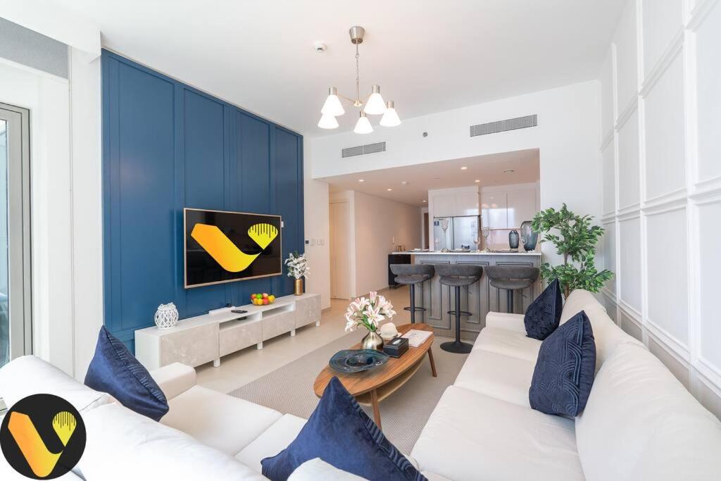 DOWNTOWN VIEWS II - VOGUE Two Bedroom Apartment with Balcony and Full ...