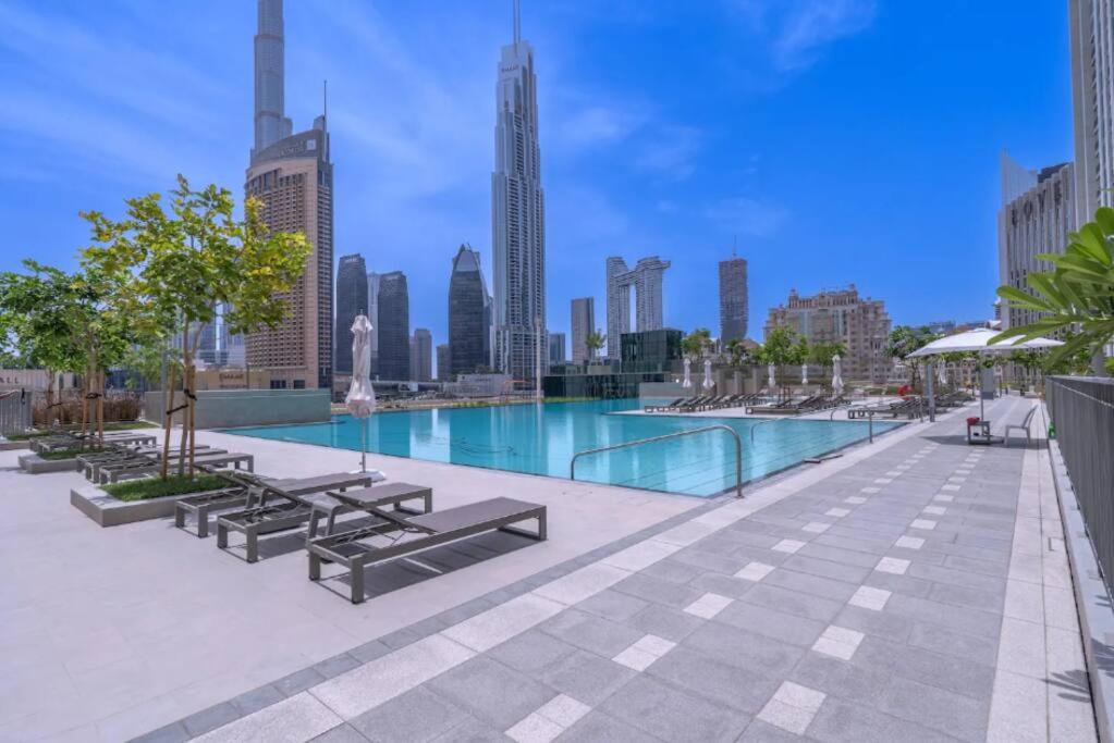 DOWNTOWN VIEWS II - VOGUE Two Bedroom Apartment with Balcony and Full ...