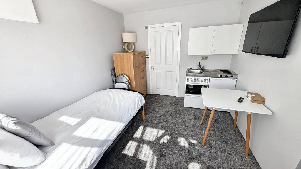 Beautiful self contained studio apartment, Slough (updated prices 2026)