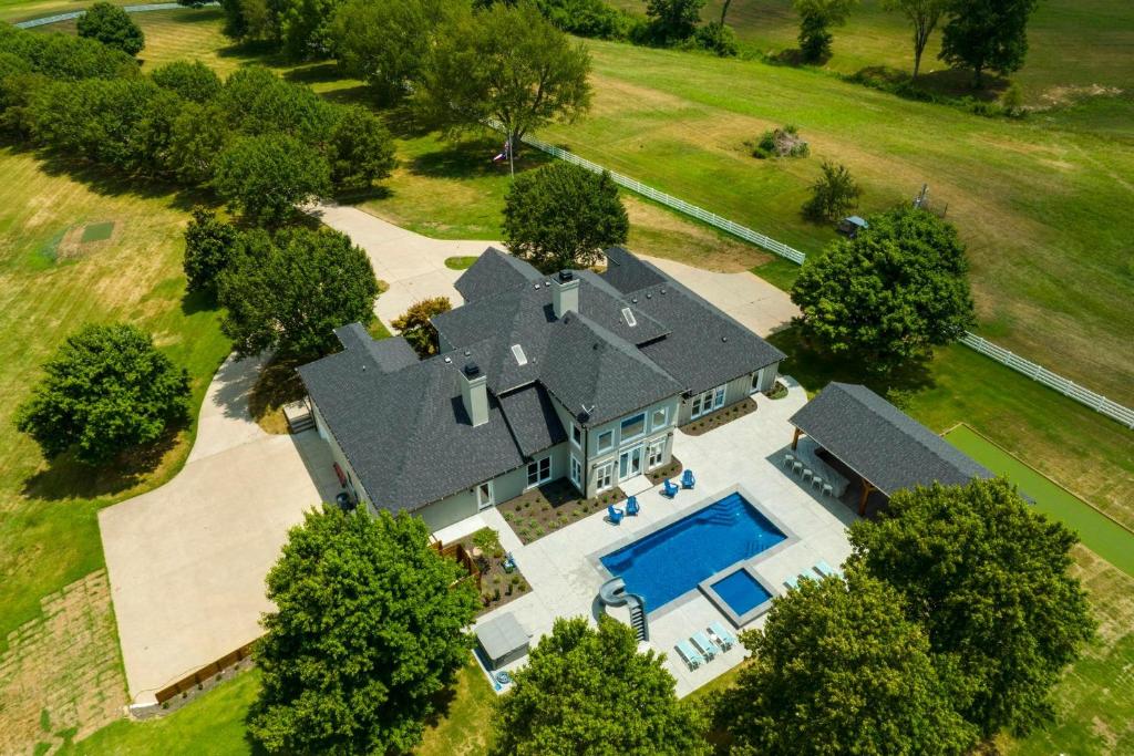 Majestic Manor-Private Hundred Acre Yard-Pool/Spa, Lebanon (updated ...