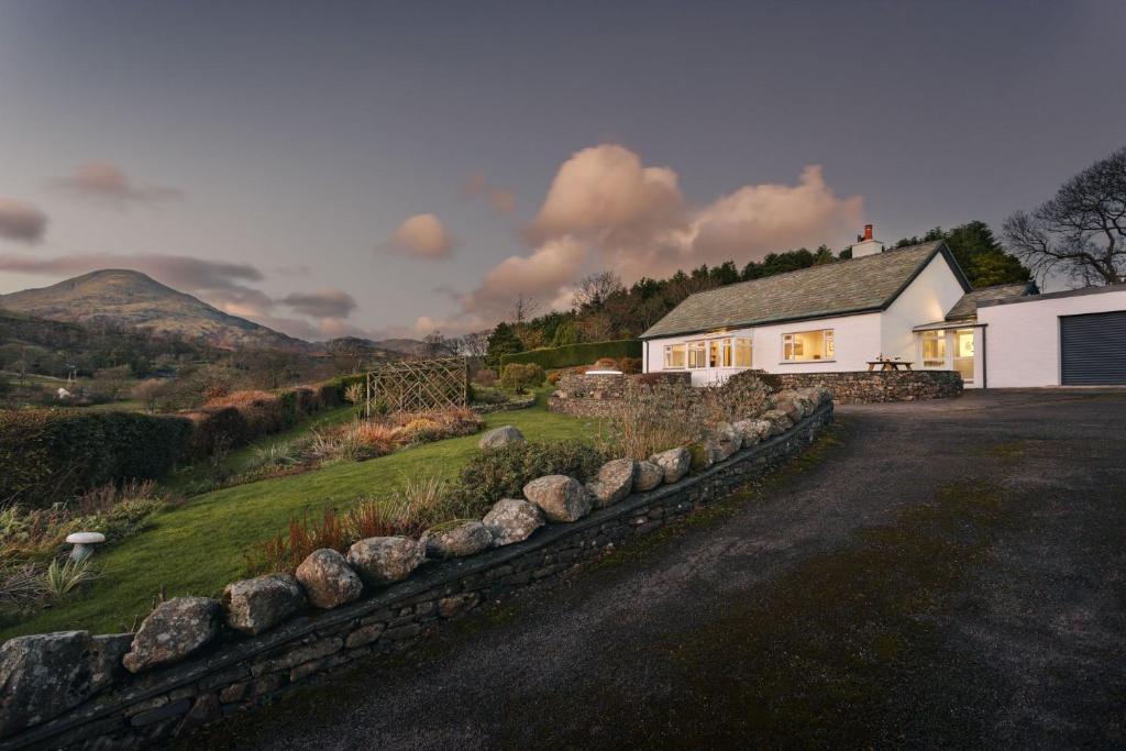 Hollace, Lake District bungalow with hot tub and stunning views ...