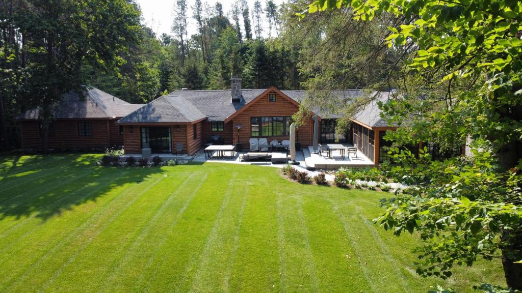 Haliburton Post House, Minden (updated prices 2026)
