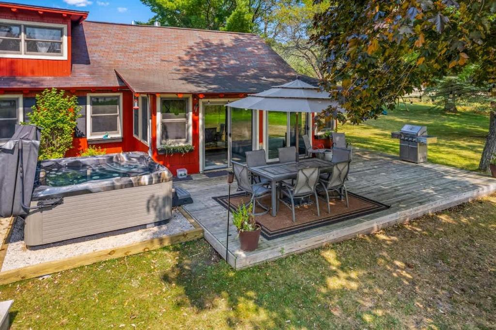 New, Hot Tub Lakefront Cottage on Clam Lake!, Clam River (updated ...