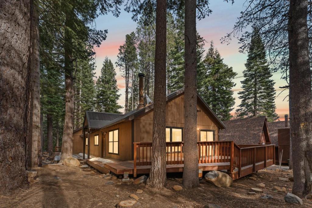 Tahoe Donner Cozy Cabin, Truckee (updated prices 2024)