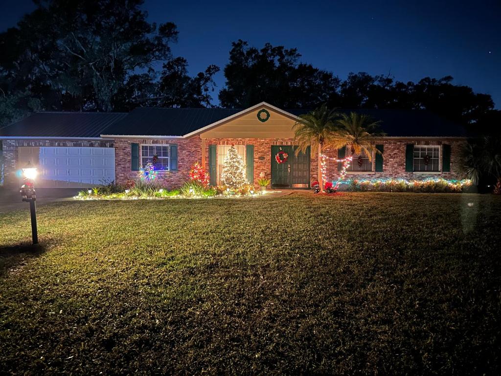 Lake Valrico's Camelot Court with HEATED POOL & access to private lake ...