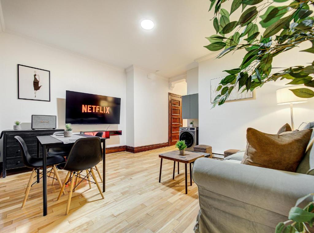 Great 3B unit on Saint-Urbain, Montréal (updated prices 2026)