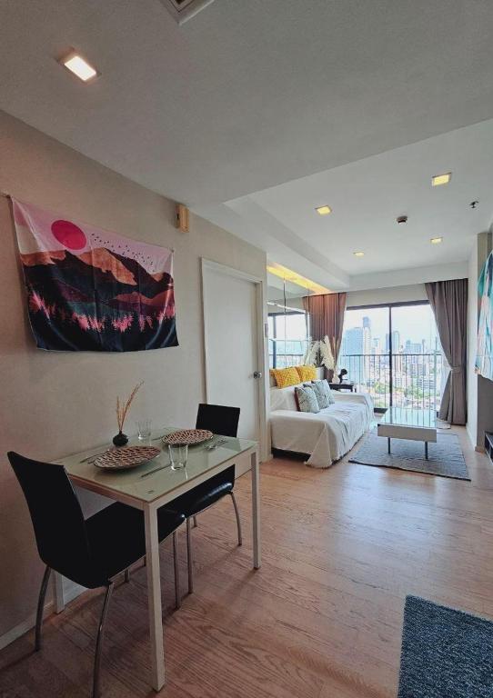 1BR at ThongLor BTS overlooking city with Workspace, Bangkok (updated ...