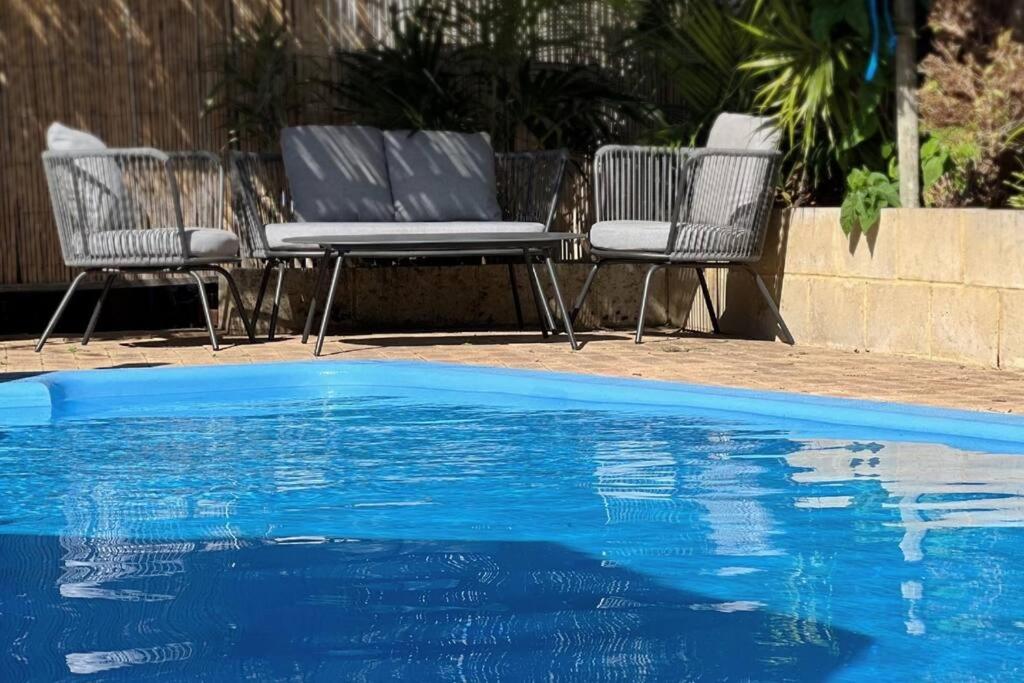 Cosy, private guest house with pool and private parking, Rockingham ...