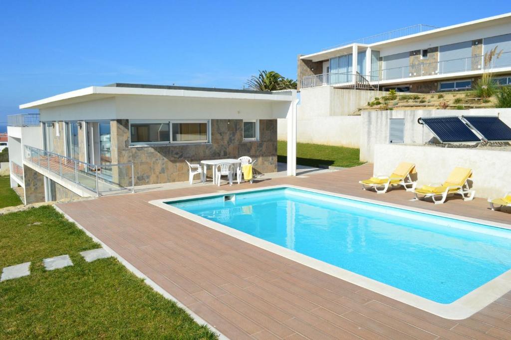 Prestigious location overlooking the stunning beach in Foz do Arelho ...
