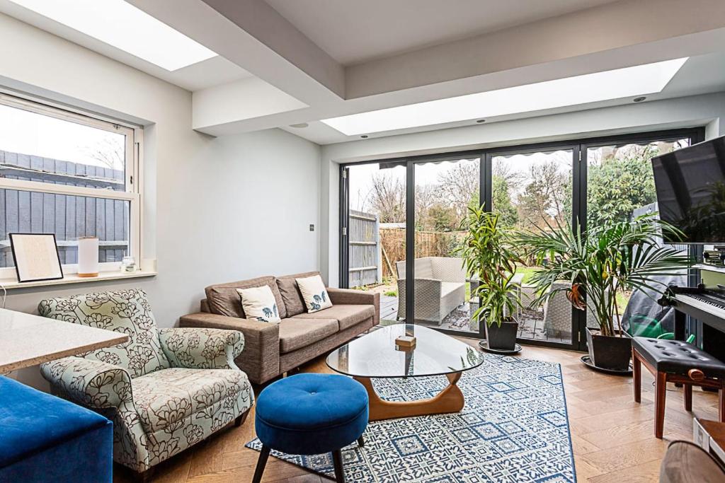 Modern and Spacious Colliers Wood Home, London (updated prices 2026)