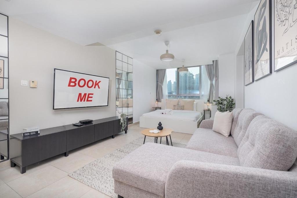 Elegant Studio Apartment Near Beaches in JLT, Dubái (precios ...