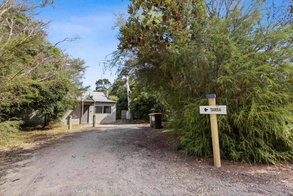 Tarra - Waterfront Retreat, Goon Nure (updated prices 2025)