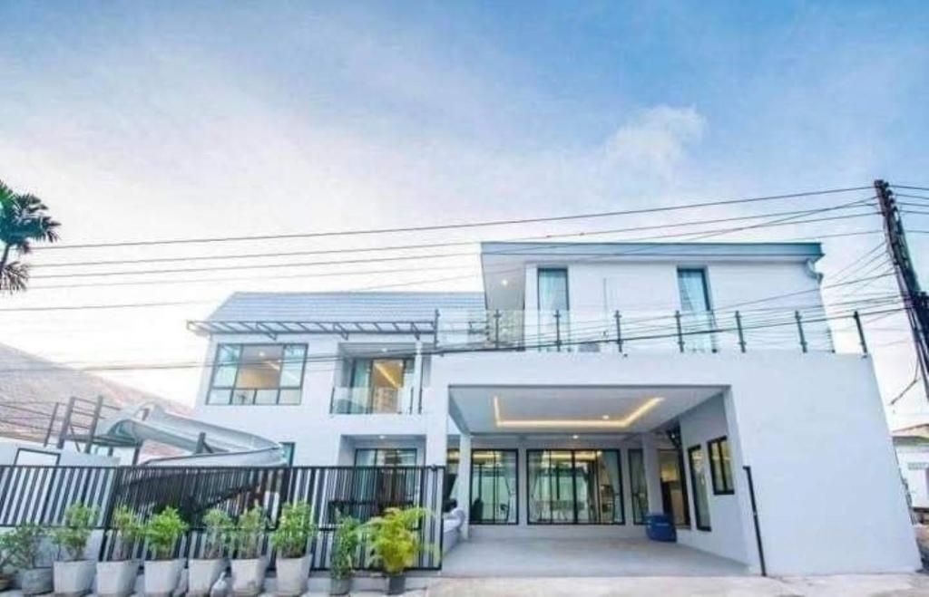 Super Huge Modern Villa in Eakmongkol, Nong Prue (updated prices 2024)