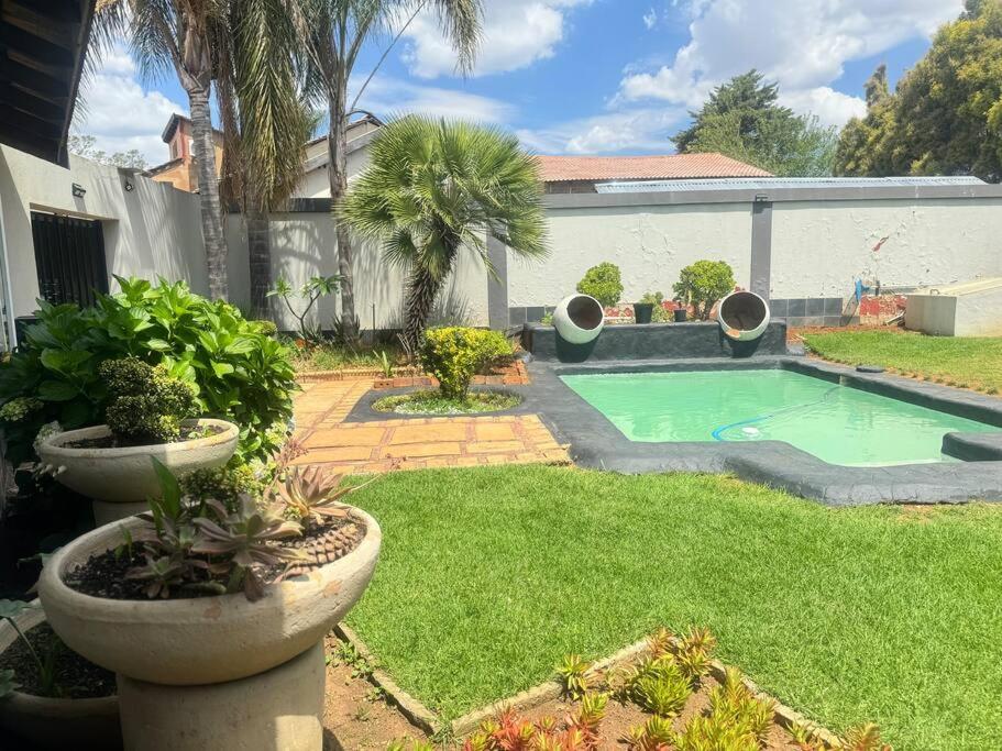 Luxurious 3-Bedroom Oasis, Roodepoort (updated prices 2026)