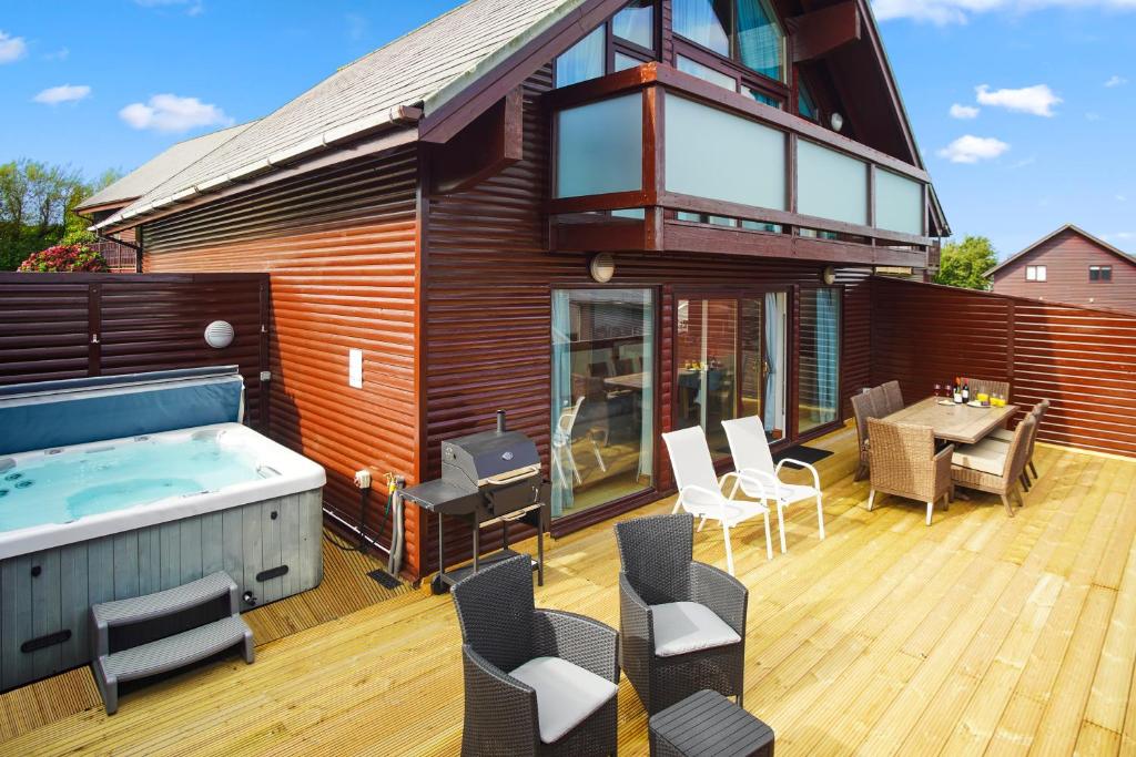 Lux Hot Tub Lodge, Retallack nr Padstow and Newquay, Saint Columb Major ...