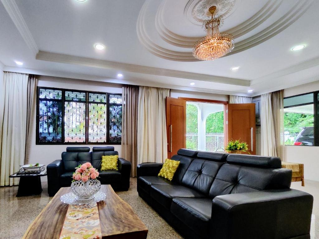 Golden Villa with 5 Rooms, Sibu (updated prices 2026)
