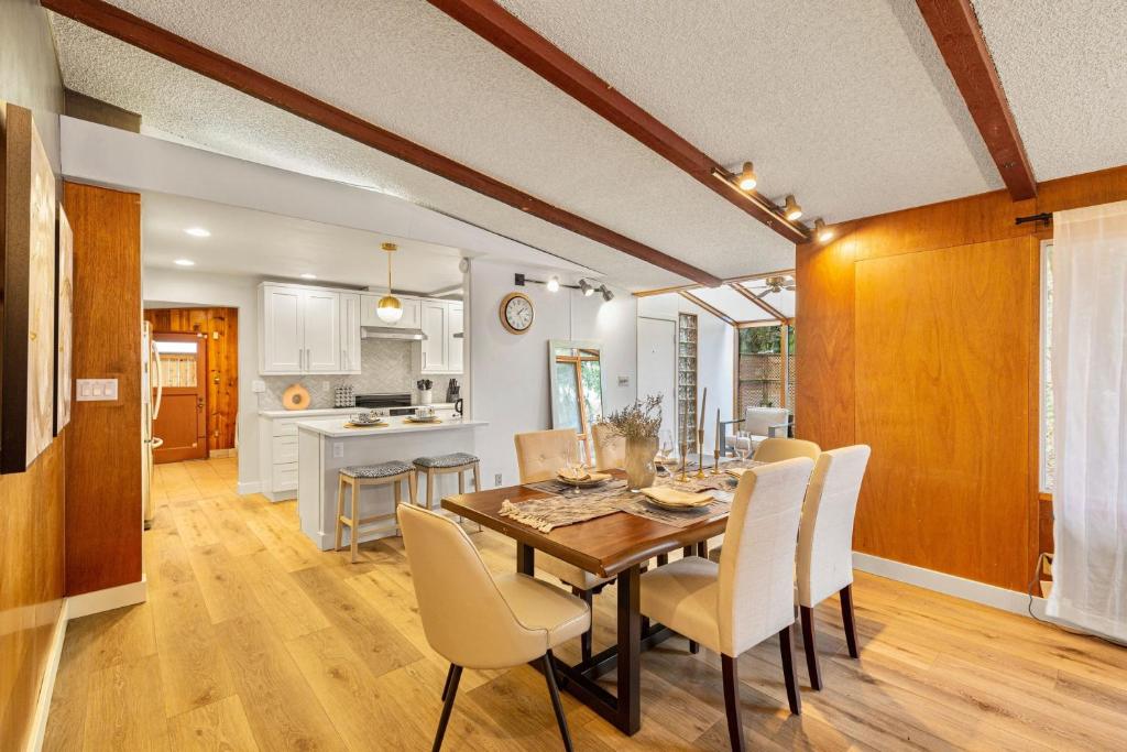 Spacious Mid Century Modern Sunroom Rambler, Shoreline (updated prices ...