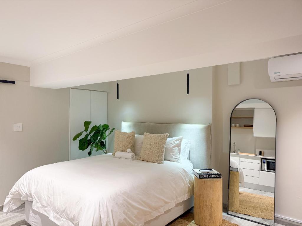 LUX Stylish Studio, 24Hr Security - Mouille Point, Walk to Promenade ...