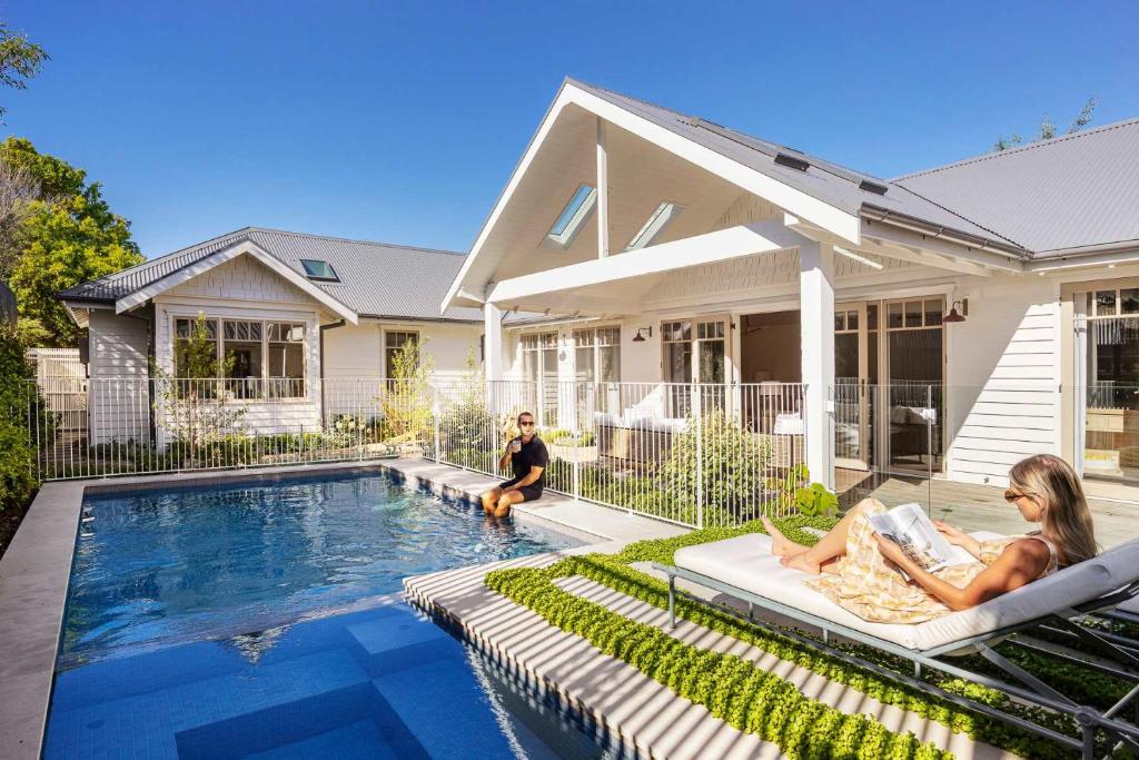 Muskoka Luxe Retreat with Pool Spa & Fire Pit, Mount Martha ...