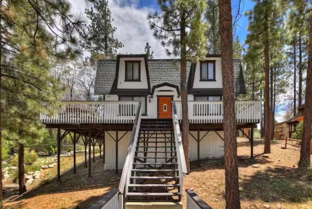 The Mountain Treehouse, Jacuzzi Large Backyard!, Big Bear Lake (precios ...