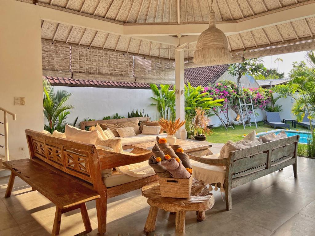 Villa Rocher - Modern 3 BR Villa Batu Belig 3 min beach, Seminyak (updated prices 2025)