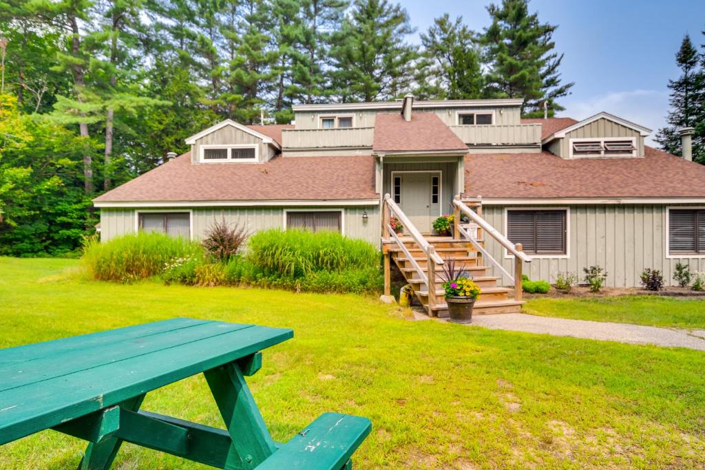 Resort Condo with Loft 1 Mi to Attitash Mountain!, Bartlett (updated prices 2025)