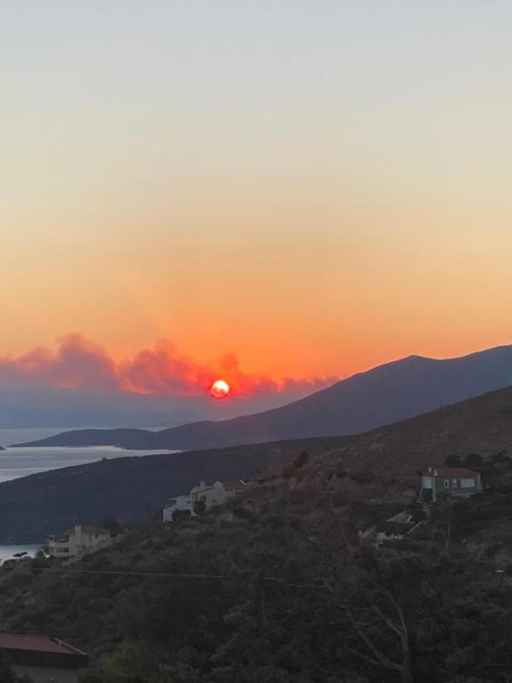 Sunset view house overlooking the bay, Kakongiónion (updated prices 2026)