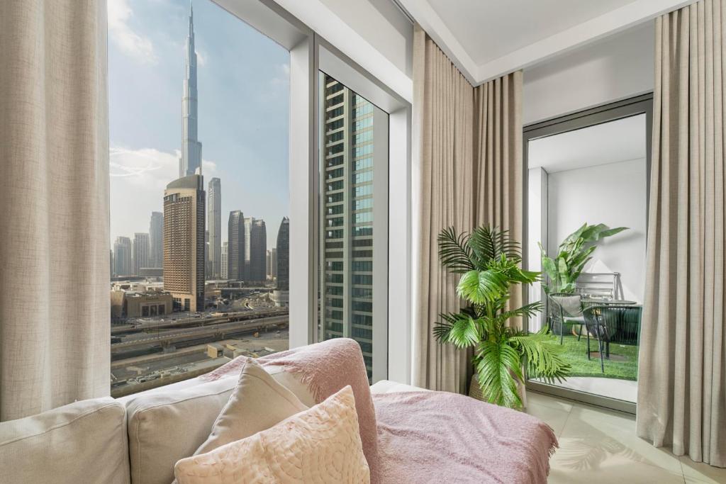 Luxurious 2Bedroom Apartment with Burj Khalifa View, Mins walk to Dubai ...