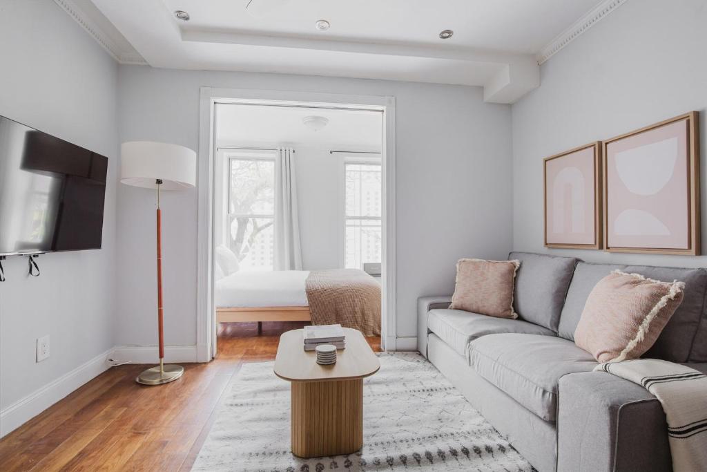 Blueground Midtown West nr park sq NYC-1700, New York (updated prices 2026)