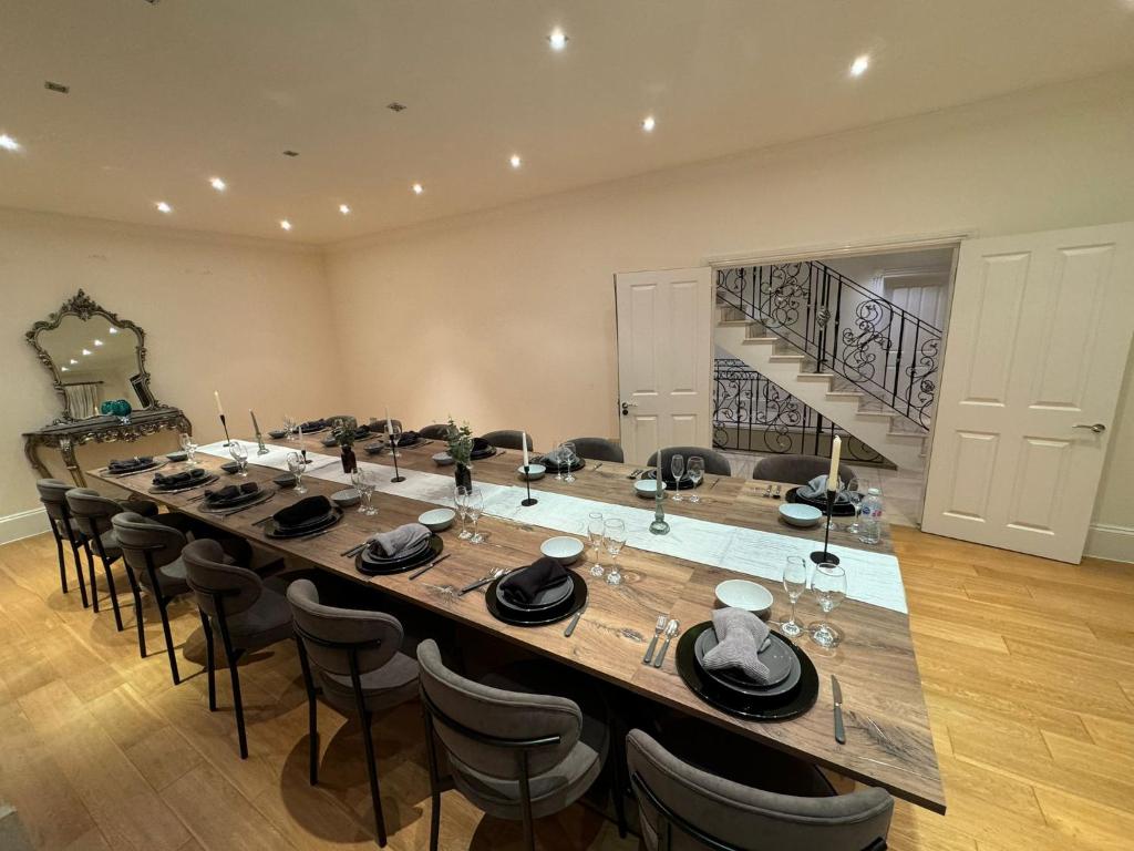 8BR Large Mansion Event Hall & Cinema Fast Wifi, Chigwell (updated ...