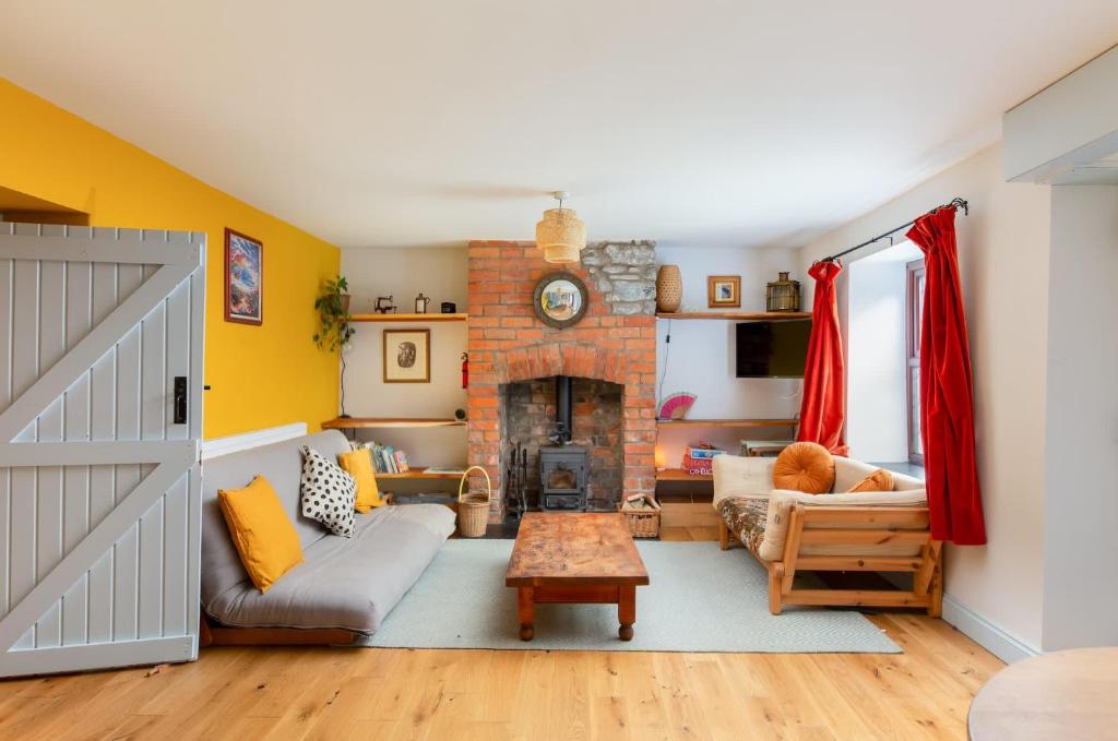 Cosy Cottage nr The Cotswolds Private Parking, Charfield (updated ...