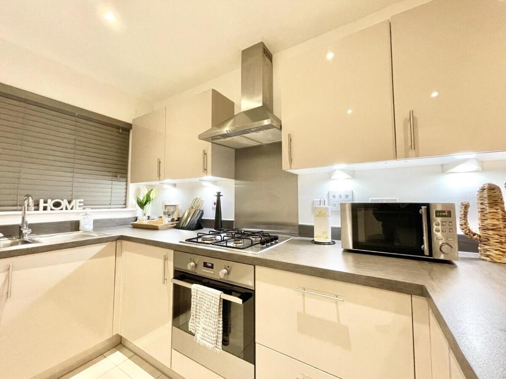 Large Ashford home just off M20 with parking, sleeps 7, Ashford ...